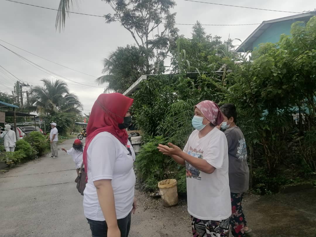Dayang Noorazah tinjau kawasan banjir hari pertama kempen - TVS