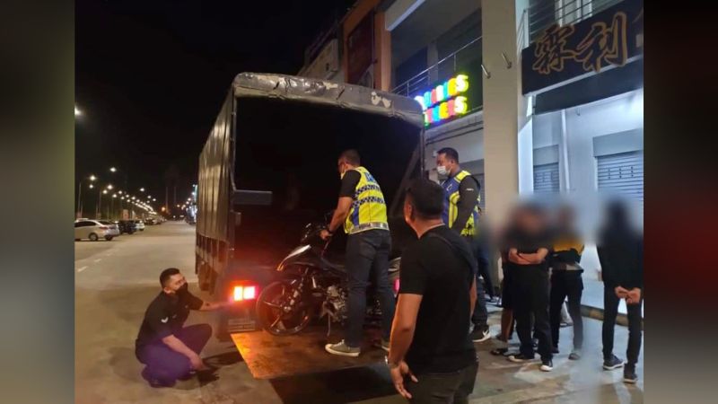 Ghairah jadi 'superman' tiga samseng jalanan ditahan - TVS