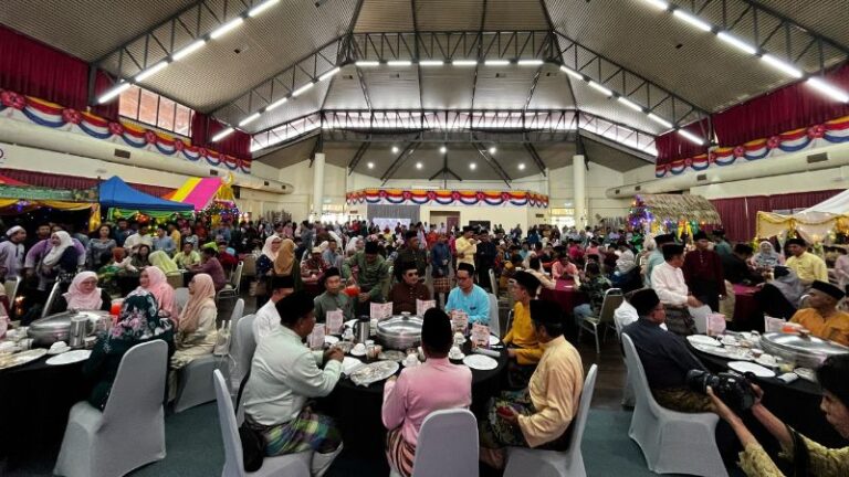 800 people from 18 agencies attend Samarahan Hari Raya Raya event - TVS